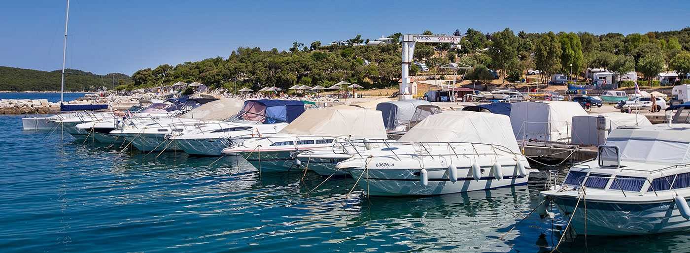Hafen im Campingplatz Valalta FKK Naturist Rovinj, Istrien, Kroatien ...